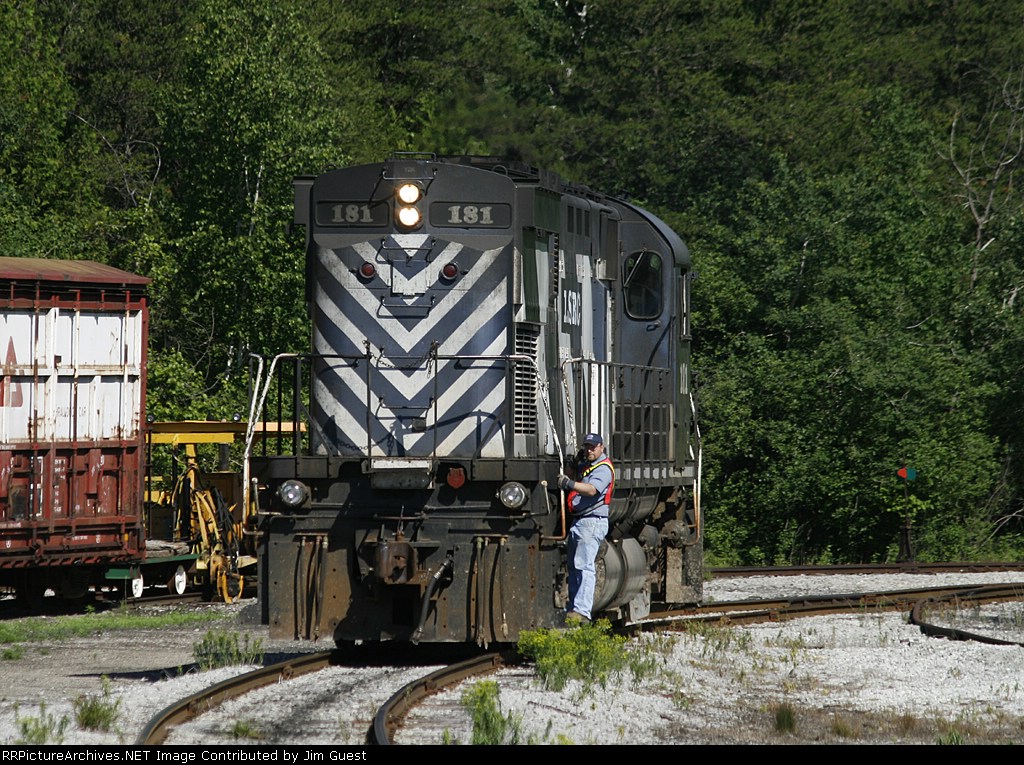 LSRC 181 pulls long hood foreword towards Long Lake Ave.